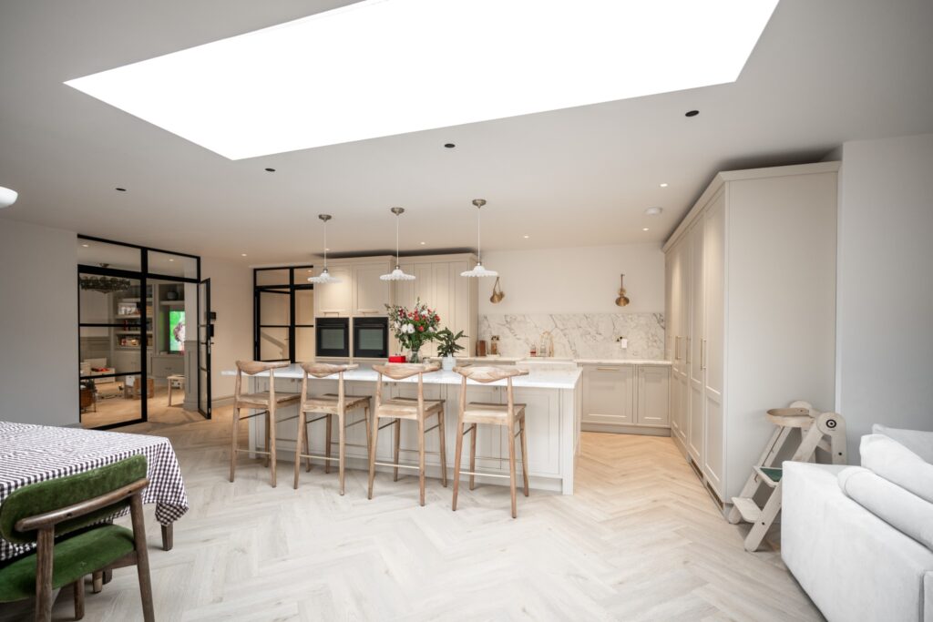 Case Study Spotlight: Arabescato Cremo Quartz in a Luxurious Kitchen ...